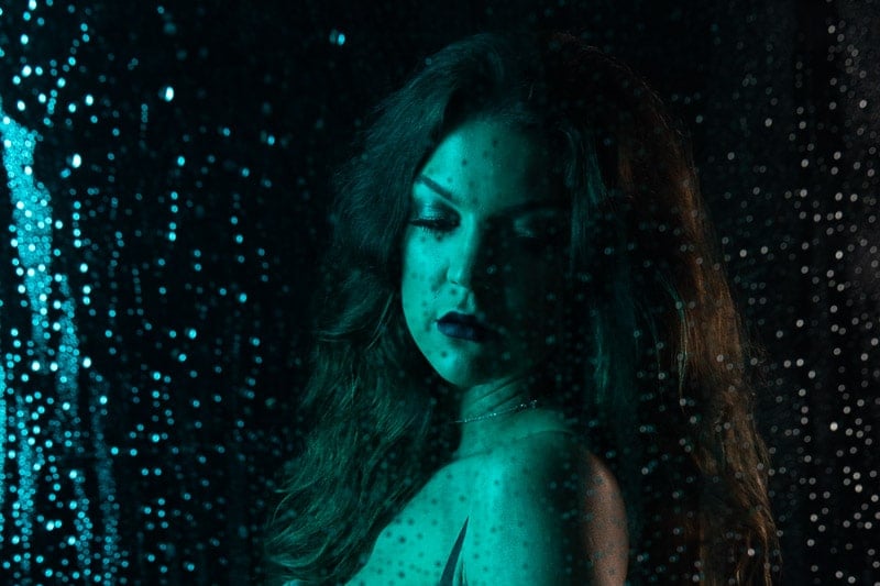 Flash vs continuous light photography (which is better for portraits?)