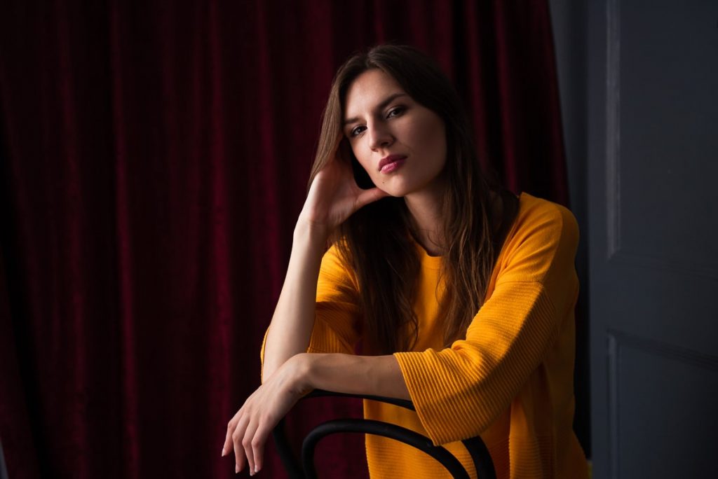 5 ways to avoid shadows in indoor photography (walls and backdrops)