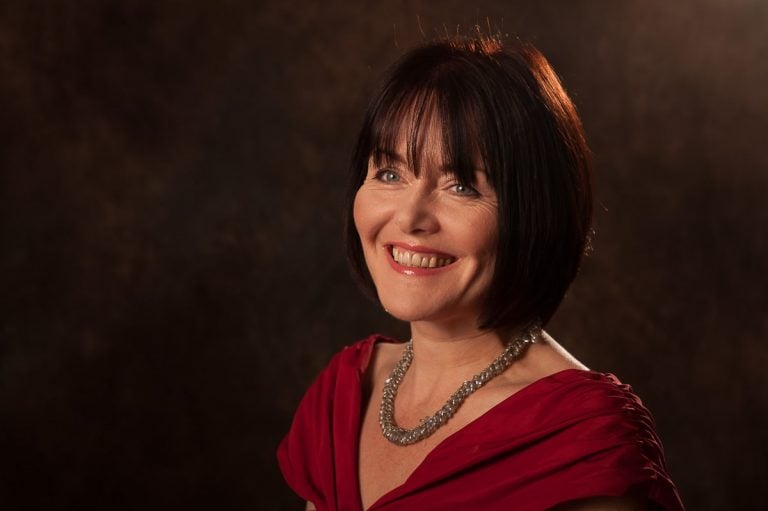 7 photography backdrop materials for portraits (plus pro tips)