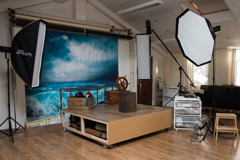7 photography backdrop materials for portraits (plus pro tips)