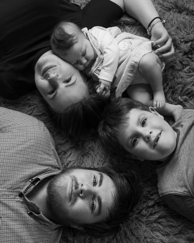 5 easy family of 4 photography poses (indoor and outdoor)