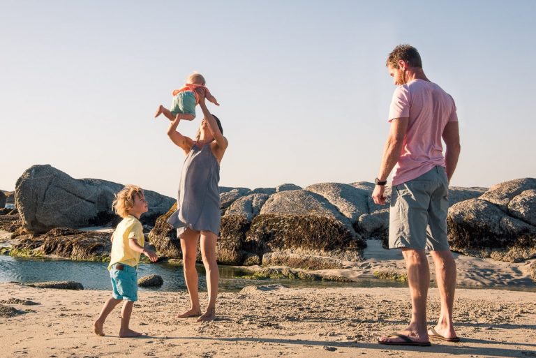 5 easy family of 4 photography poses (indoor and outdoor)