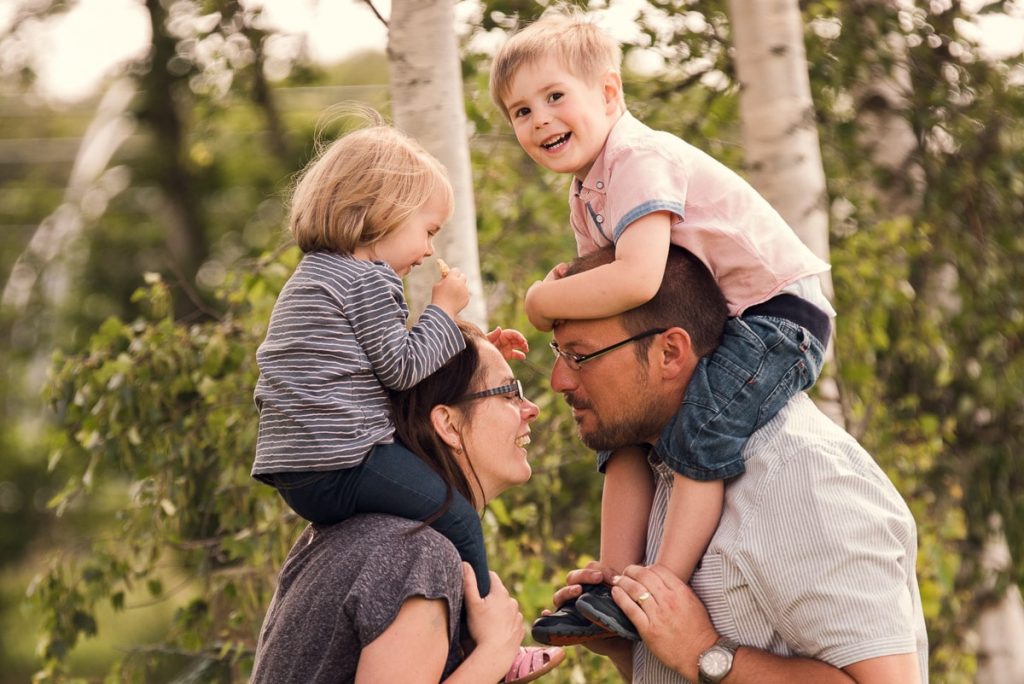 5 easy family of 4 photography poses (indoor and outdoor)