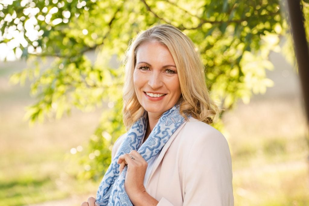 What to wear for headshots (color and outfit style tips)