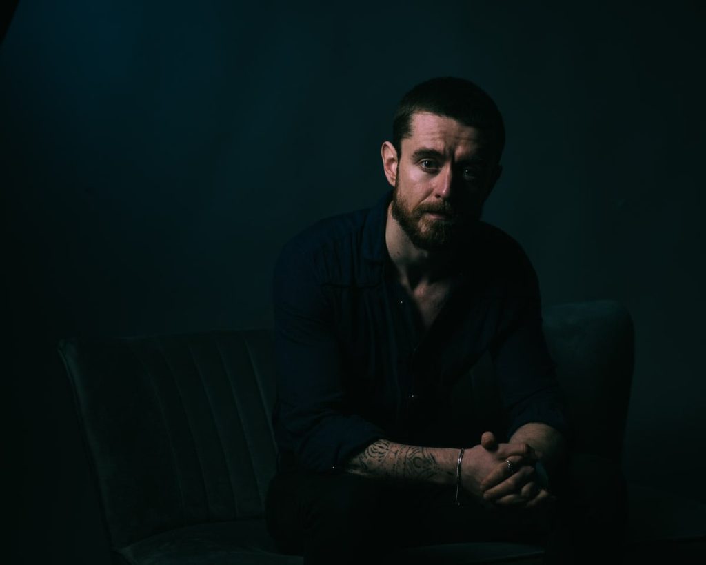 How to create a black background in photography with light