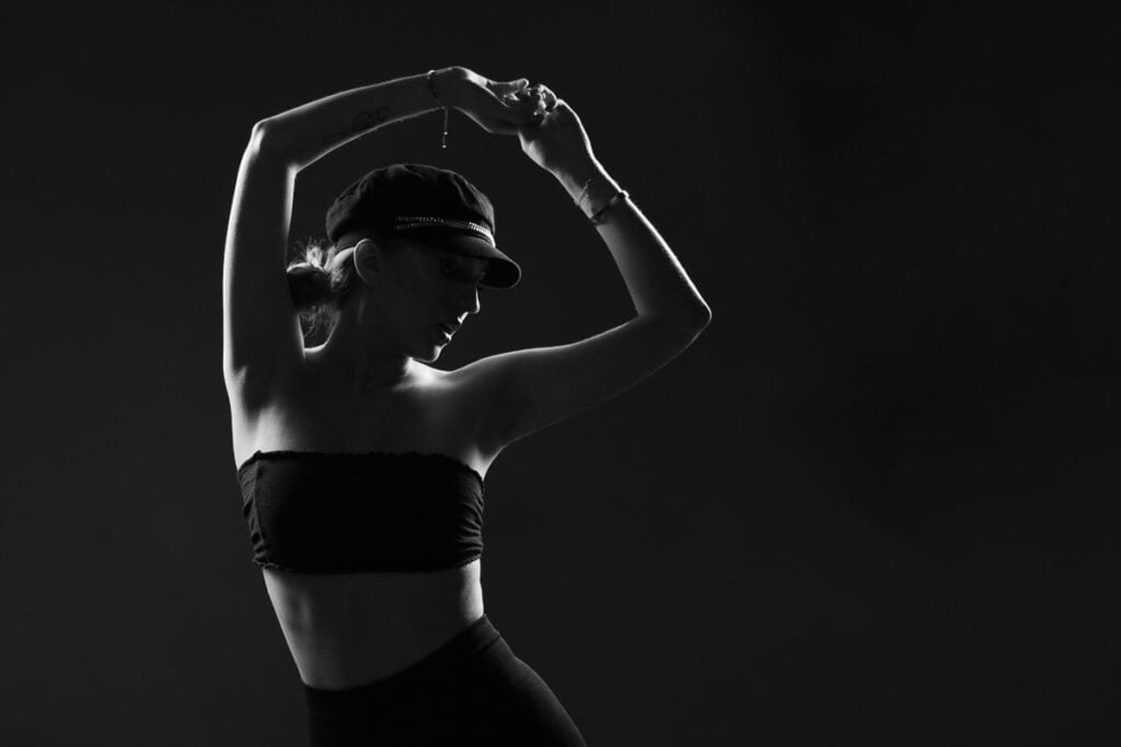 Rim light photography (stunning lighting technique for dramatic photos)