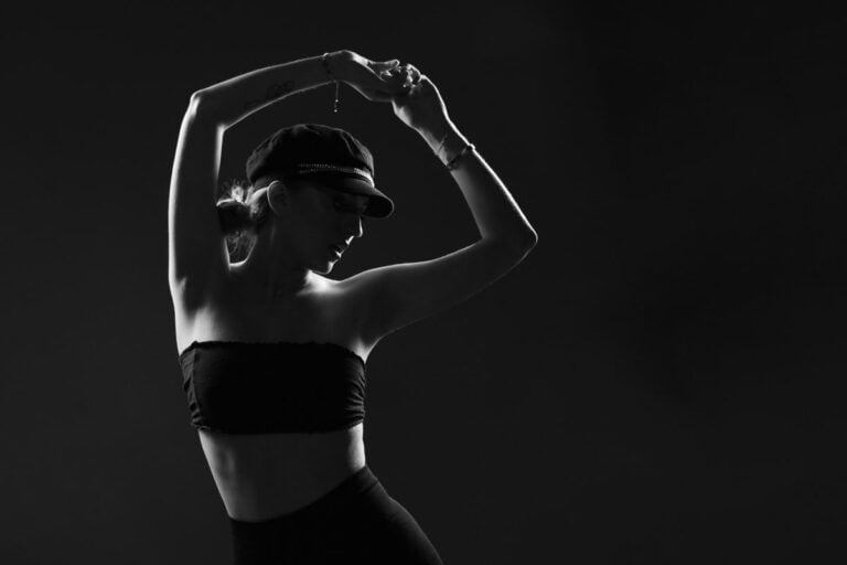 Rim light photography (stunning lighting technique for dramatic photos)