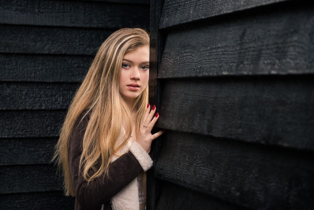 8 tips for posing hands in photography (posing mistakes to avoid)