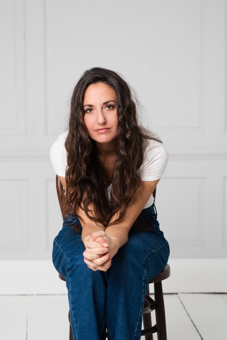 8 tips for posing hands in photography (posing mistakes to avoid)