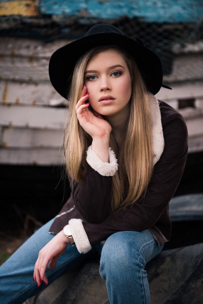 8 tips for posing hands in photography (posing mistakes to avoid)