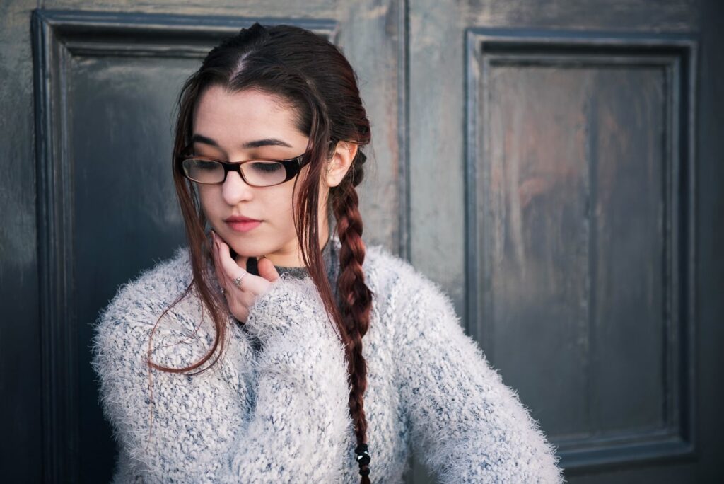 8 tips for posing hands in photography (posing mistakes to avoid)