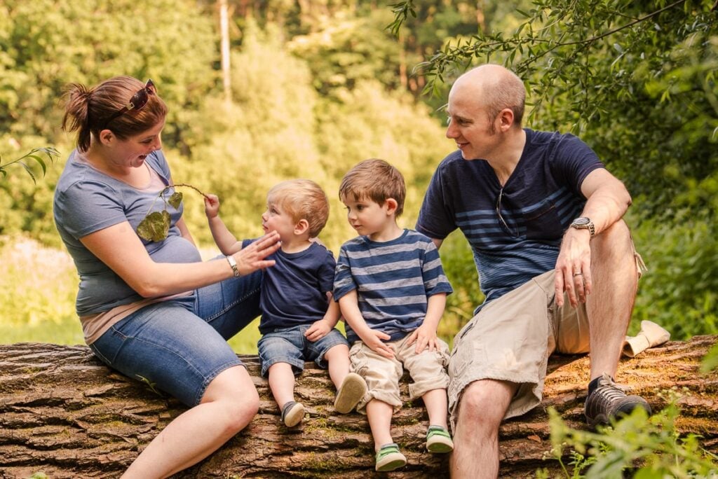 5 easy family of 4 photography poses (indoor and outdoor)