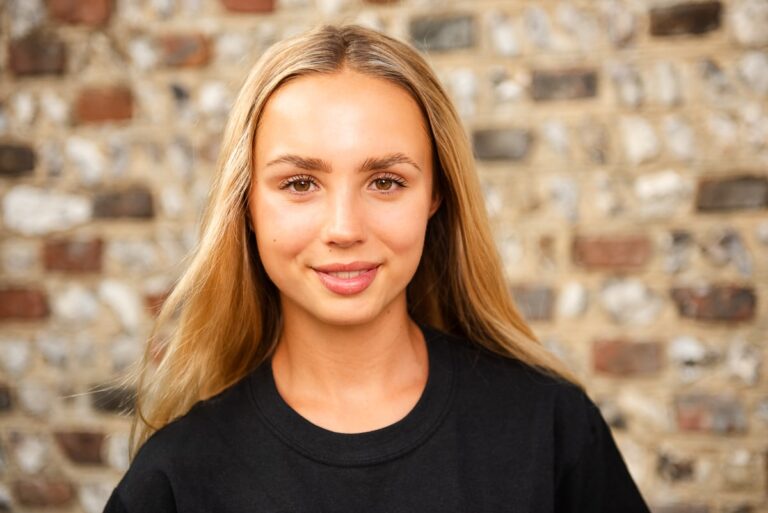 Flat light photography: how, when and why use it for portrait lighting